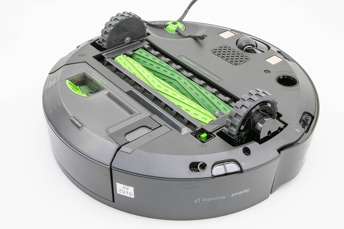 iRobot Roomba j7+ | Robot vacuum cleaners - Consumer NZ